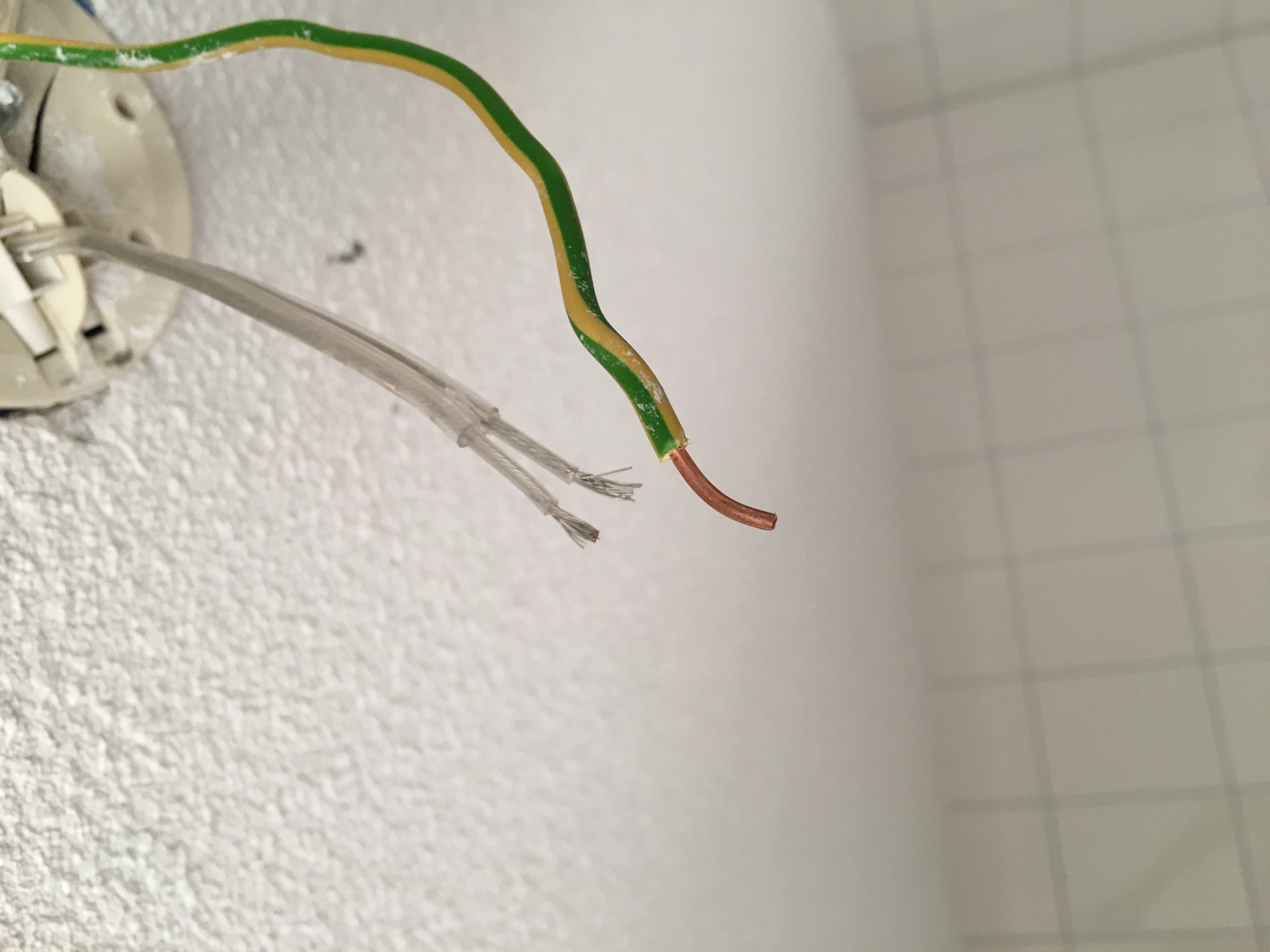 Waarom valt het stroom uit als de aardedraad de fase- of schakeldraad ...