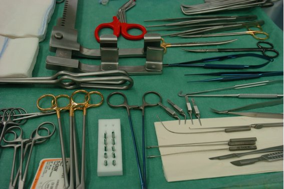 Hoe heten de instrumenten die chirurgen gebruiken tijdens een operatie ...